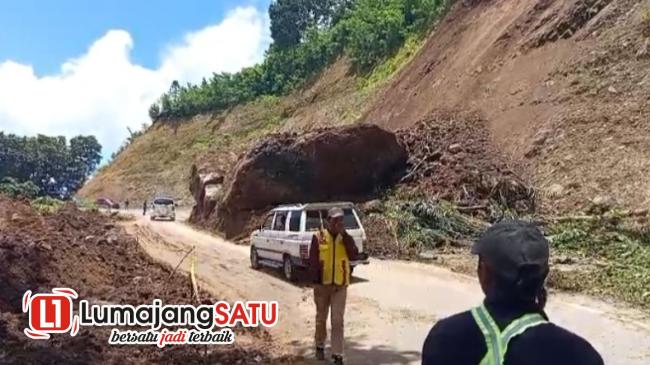 Longsor di Piket Nol Lumajang Batu Besar Halangi Arus Lalu Lintas